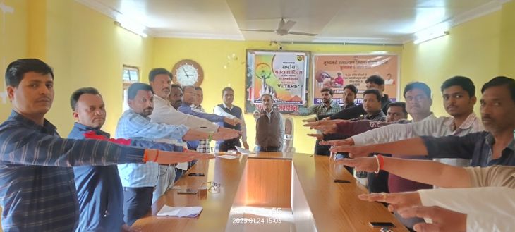 Employees were administered the oath of voter awareness | कर्मचारियों ...