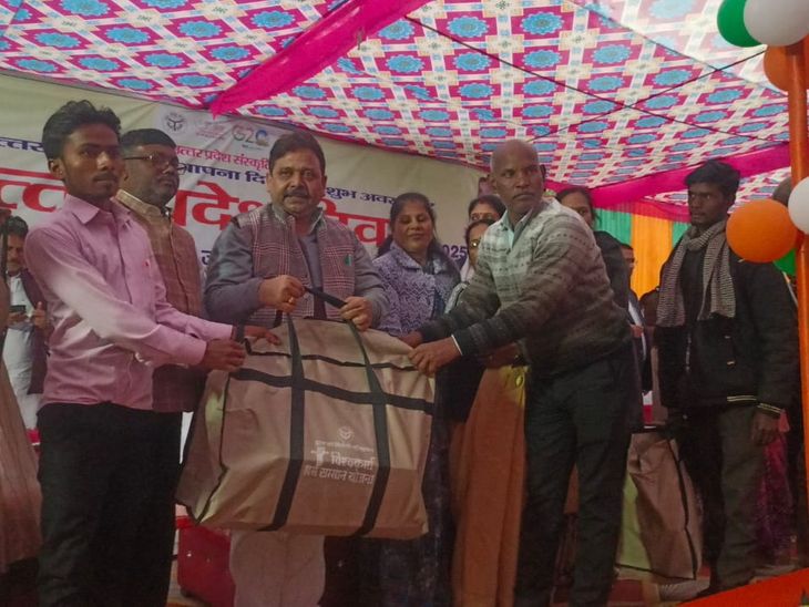 A grand celebration was organized on UP Diwas | यूपी दिवस पर भव्य ...