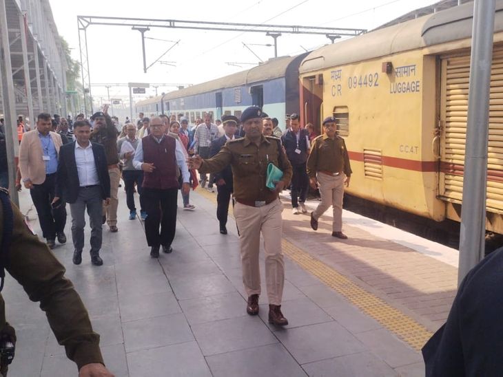 Railway General Manager visited Dewas station | रेलवे महाप्रबंधक ने ...