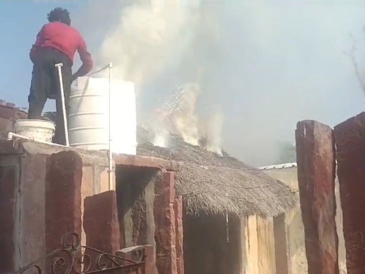 Fire broke out in a hut in Balesar Jati Bhandu | बालेसर जाटी भाण्डू में ...