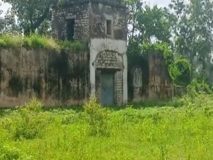 British period police station of Manikpur, where torture was given ...