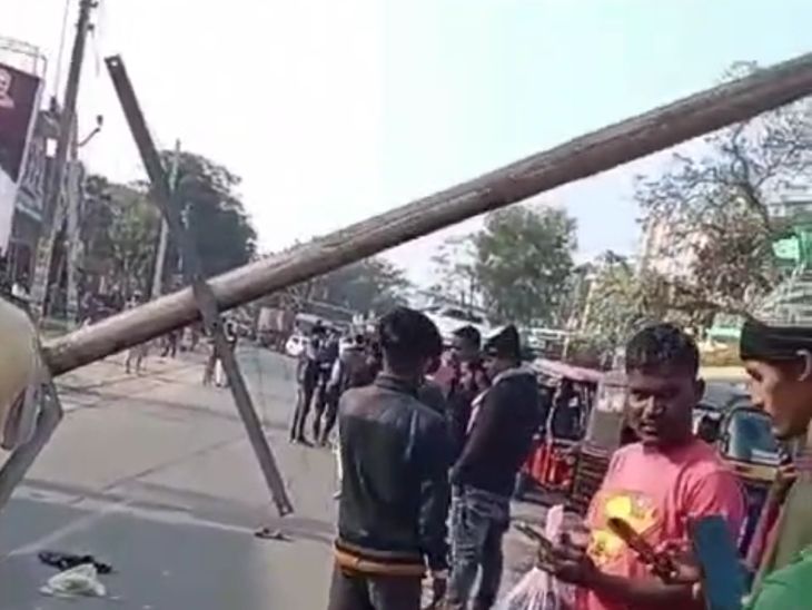 A 110 feet pole fell down due to a hydra machine in Siddharthnagar ...