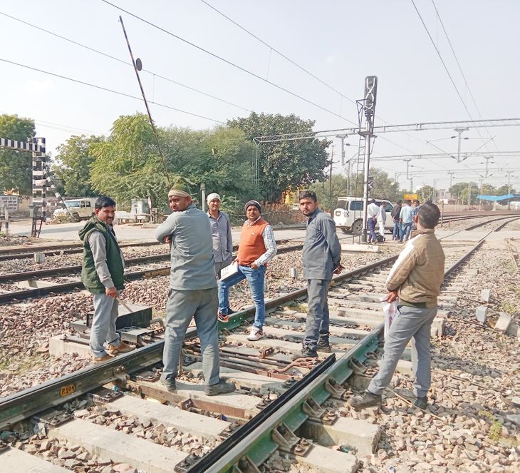 The team took stock of the underpass construction | टीम ने लिया अंडरपास ...