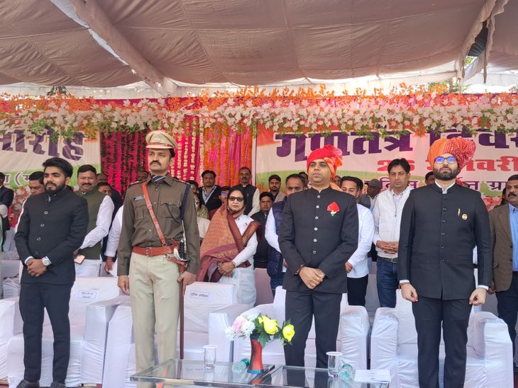 The collector hoisted the tricolor in Mandla | मंडला में कलेक्टर ने ...