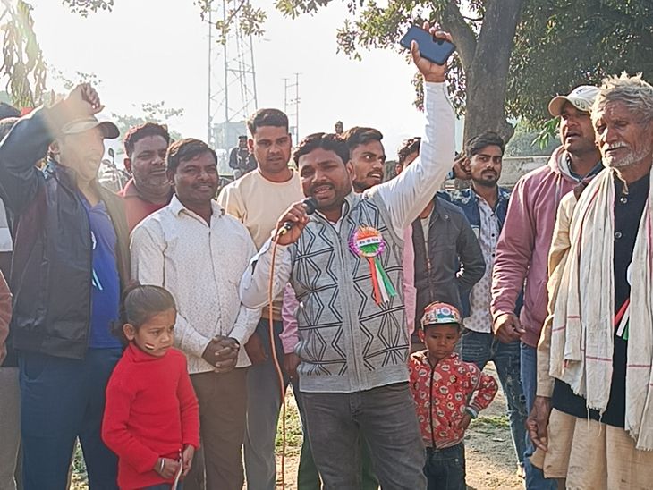 Flag hoisting took place in Madhavapur of Malihabad | मलिहाबाद के ...