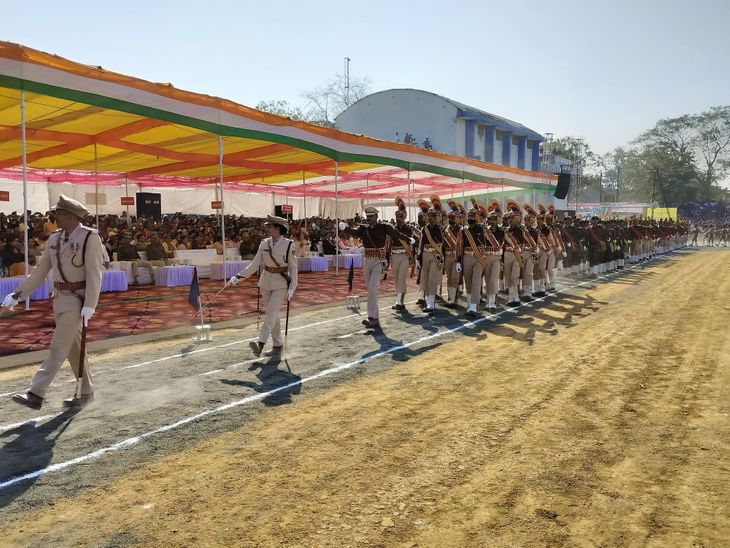 Collector Mrinal Meena hoisted the national flag in Balaghat | बालाघाट ...