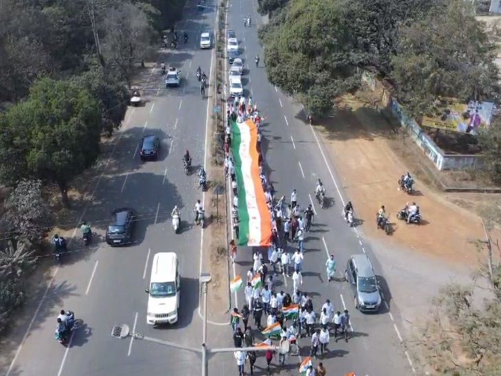 NSUI took out a 76 feet long tricolor procession | भिलाई में NSUI ने ...