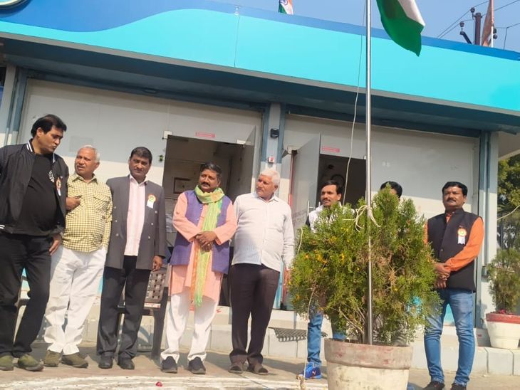 National flag hoisted in Chinhat on Republic Day | गणतंत्र दिवस पर ...
