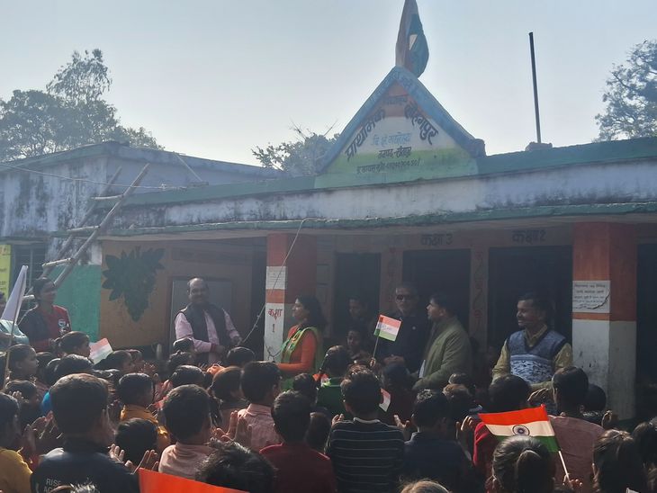 Pradhan hoisted the tricolor in Lahungpur | लौहंगपुर में प्रधान ने ...