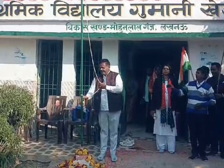 Primary school children took out a Prabhat Pheri on Republic Day | गणतंत्र दिवस पर प्राथमिक ...