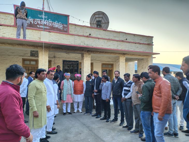 Former minister Saklecha hoisted the tricolor
