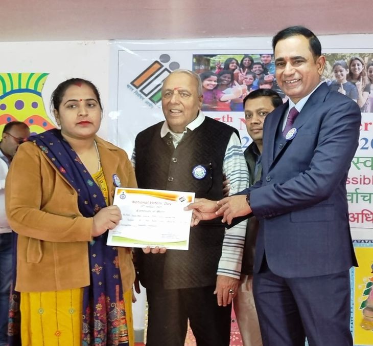 DC honored the Anganwadi worker | आंगनबाड़ी वर्कर को डीसी ने किया सम्मानित - Panipat News ...
