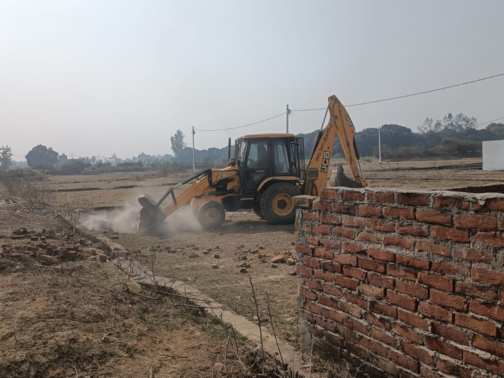 Bulldozer runs on 3 illegal plots in BKT ro house sealed Lucknow | BKT ...