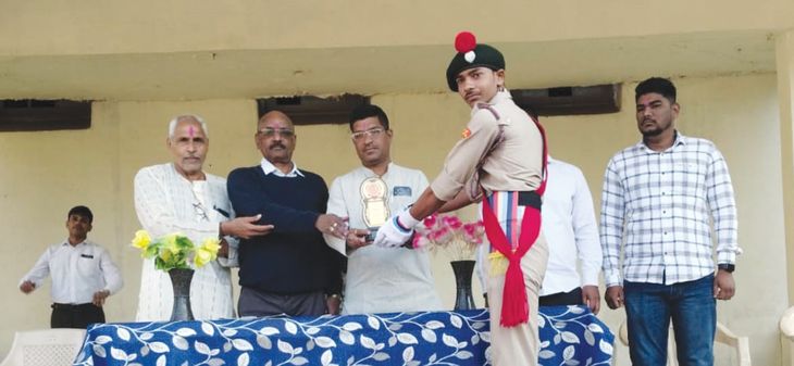 Republic Day celebrated with enthusiasm in Itwari Ram Yadav School ...
