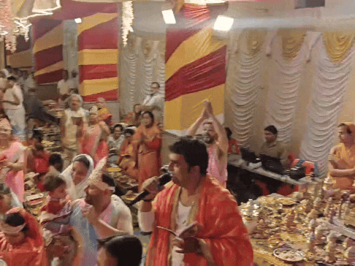 A huge crowd of devotees gathered in the Bhaktamar Mahamandal Vidhan ...