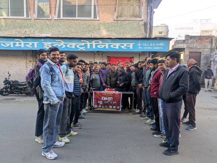 Newspaper Welfare Society cut the cake | समाचार पत्र वेलफेयर सोसायटी ने ...