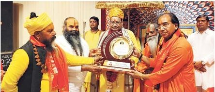 Mahant Naresh Puri honored with Dharma Paramartha Vibhushan