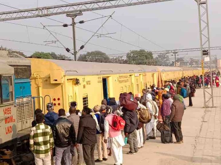 A huge crowd of Kumbh devotees gathered at Dariyabad station
