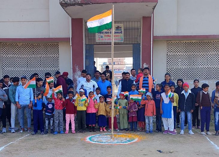 People hoisted the flag proudly in Harnaut