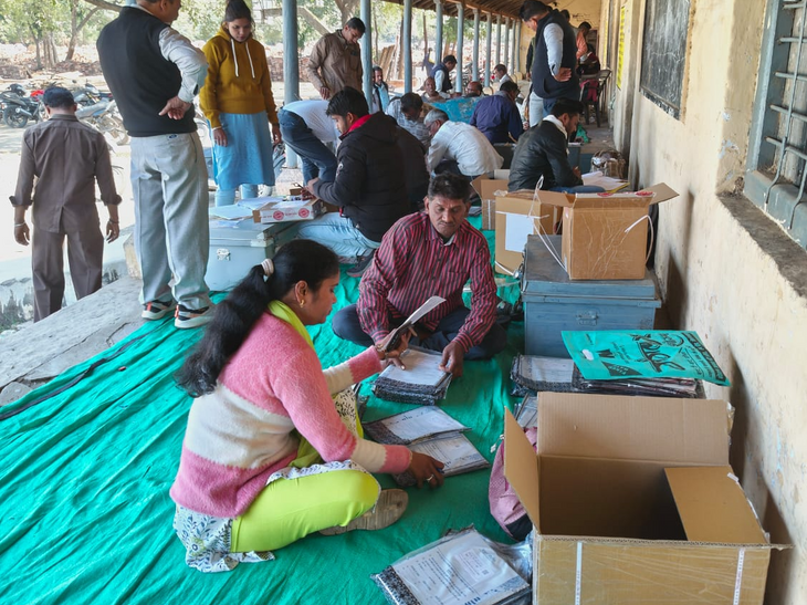 Class 9th, 11th question papers sealed in boxes in Narmadapuram ...
