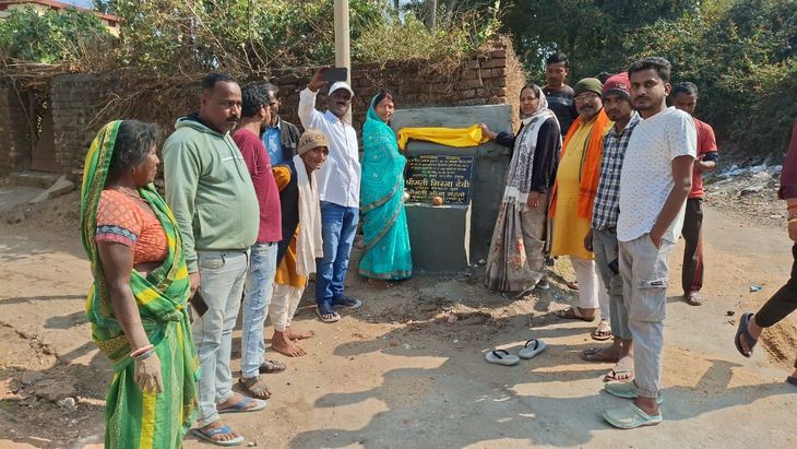 Bermo chief inaugurated the PCC path | बेरमो प्रमुख ने किया पीसीसी पथ ...