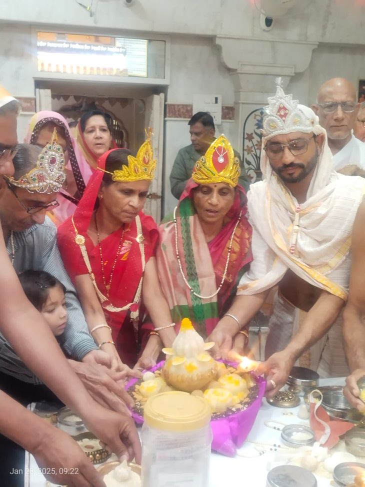 Aarti was performed with 25 lamps on the initiation day