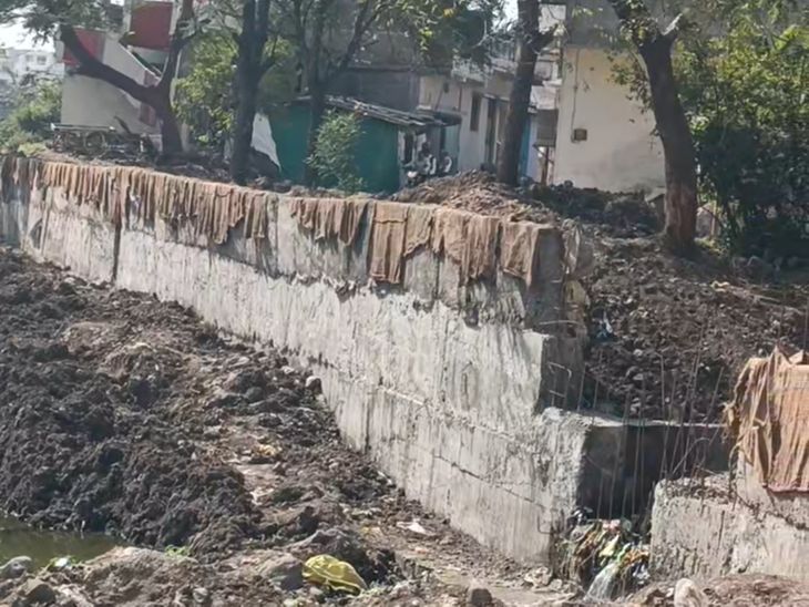 12 days have passed and the demarcation of the retaining wall has not ...