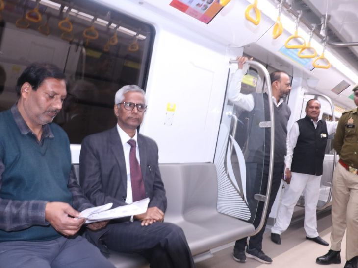 Agra Divisional Commissioner traveled by metro and saw the facilities