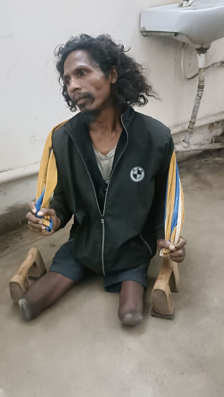 The husband who is disabled in both legs kept wandering for an ...