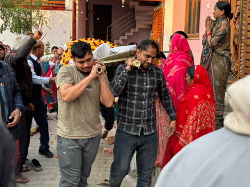 A funeral procession was taken out from every 200 metres | लखनऊ से भजन ...