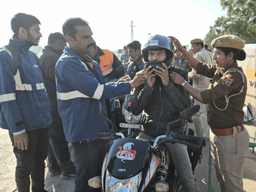 mundwa-police-free-helmet-distribution | मूंडवा पुलिस का नया अंदाज ...