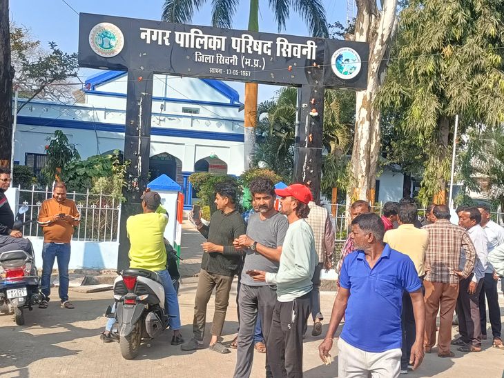 EOW raids the house of CMO of Seoni Municipality | EOW का सिवनी नगर पालिका CMO के घर छापा: आय से ...