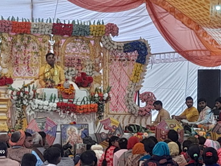 The narrator narrated the story of the Ram-Ravan war, a huge crowd of ...