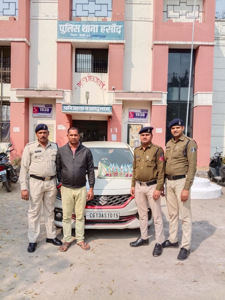 44 quarters of alcohol smuggled in car, smuggler arrested | कार में 44 ...