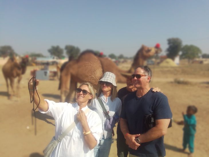 Camila took a selfie with a camel and said- it's amazing | कैमिला ने ...