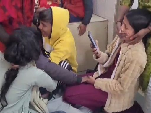 Pickup overturned after collision with truck, 14 injured | ट्रक की टक्कर से पिकअप पलटी, 14 घायल ...