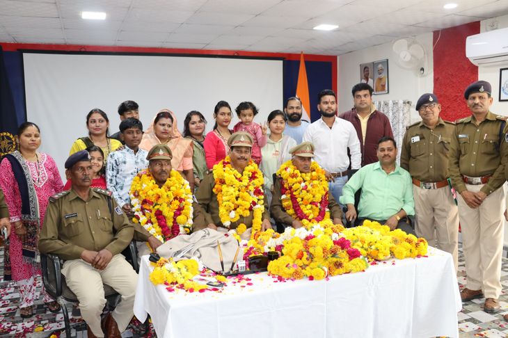 Retired officers and employees given farewell | सेवानिवृत्त अधिकारी ...