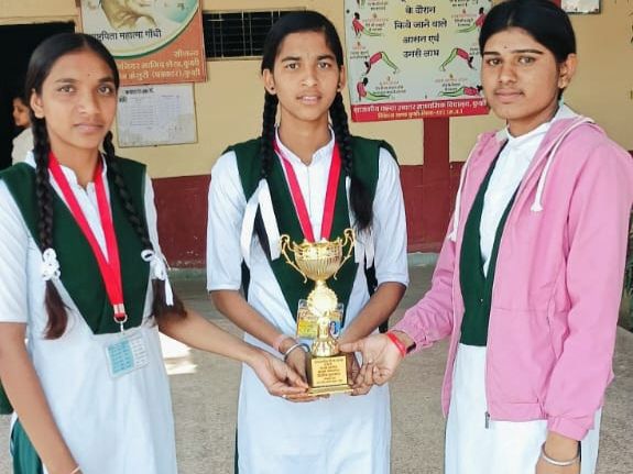 3 girl students of Kukshi and 2 students of Bagh will play national ...
