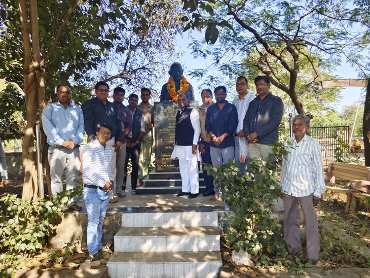 Congressmen garlanded the Father of the Nation Gandhi on his death ...