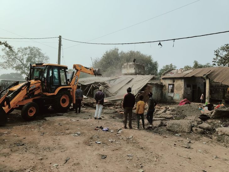 People from the slum near the bus stand protested against the ...