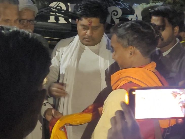 Devotees leave from Palia for Maha Kumbh | महाकुम्भ के लिए पलिया से ...