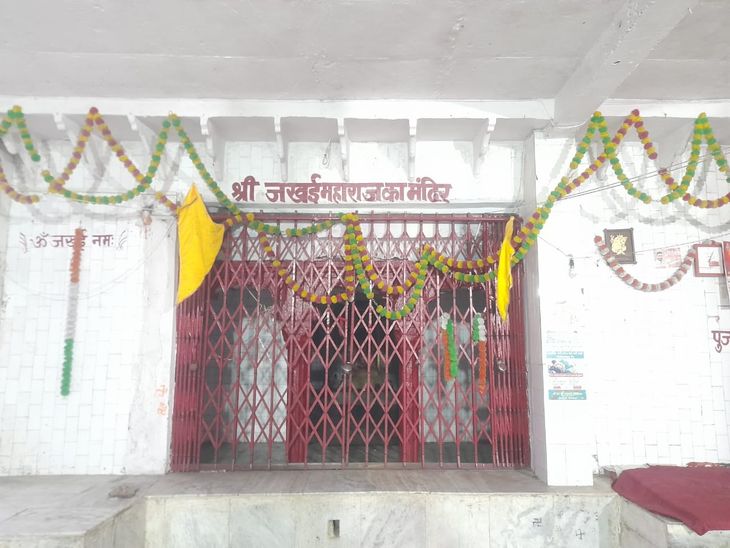 Crowd of devotees gathered in the temple in Jasrana | जसराना में मंदिर ...