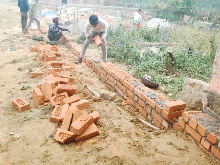 Interlocking of road is being done with inferior material in Beniganj ...