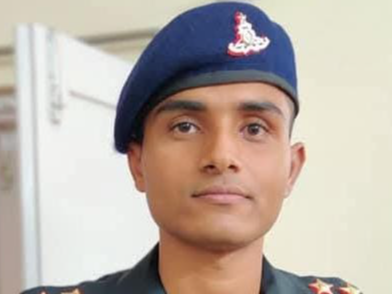 Army gave last salute to Captain Rudra in Varanasi | कैप्टन रुद्र को ...