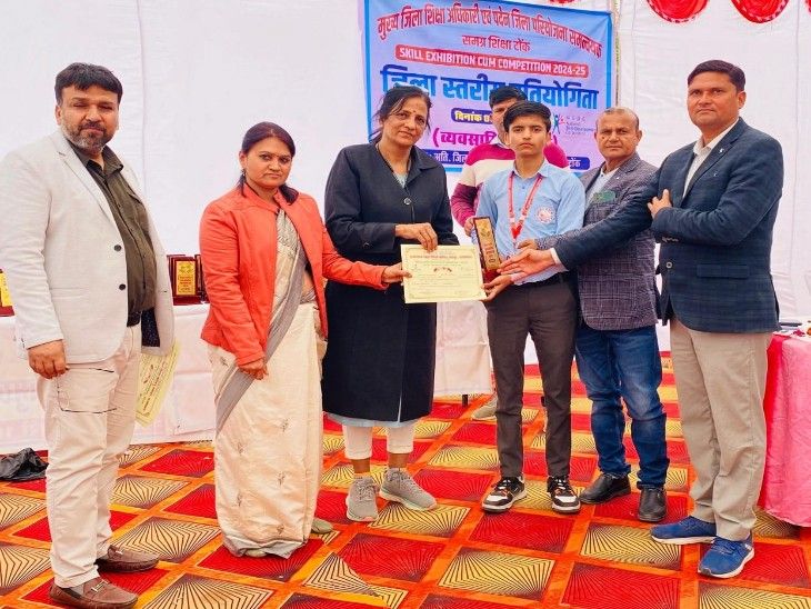 Kuldeep Prajapat of Duni School topped the district | दूनी स्कूल के छात्र ने किया जिले का नाम ...