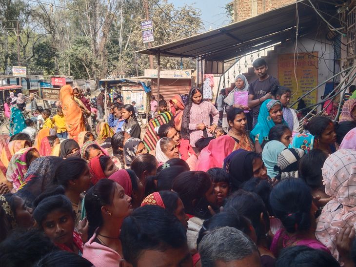 Crowd gathered at Aadhar Card Center in Unchahar | ऊंचाहार में आधार ...
