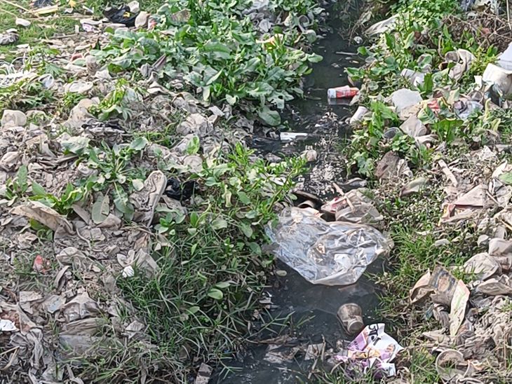 There is a pile of garbage everywhere in Godwa