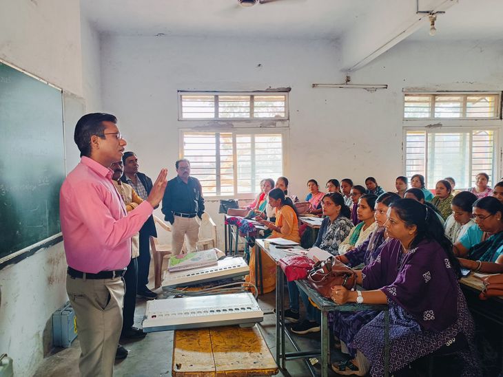 Team given training on EVM and election process | ईवीएम व निर्वाचन ...
