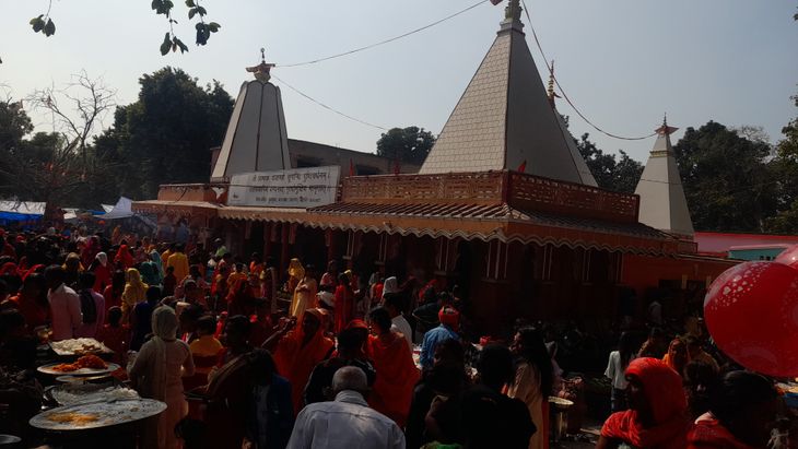 A huge crowd gathered to have darshan of Shiva at Chaturmukhi Shivaling ...