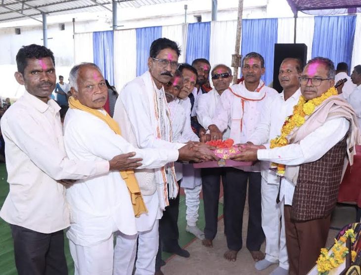 Sohanlal Deshmukh was sent home with fanfare on his retirement ...